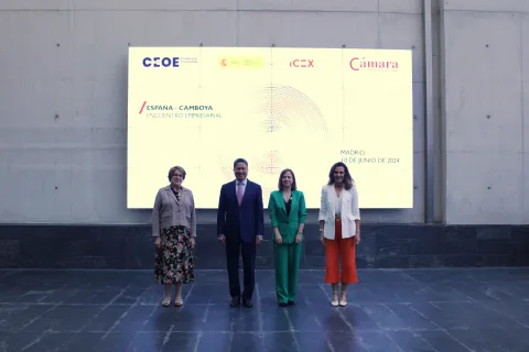 El Vice primer ministro de Camboya asegura la apertura de su gobierno a ...